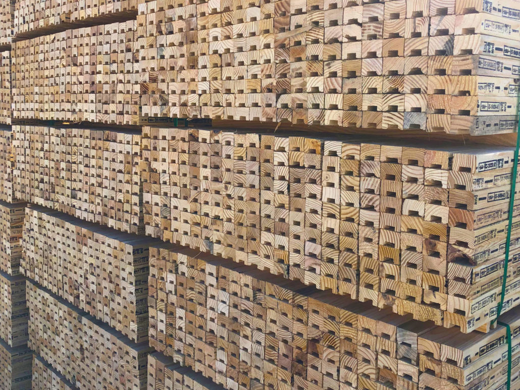 Banding Groove Lumber Protects Top of Unit Load | Conner Industries