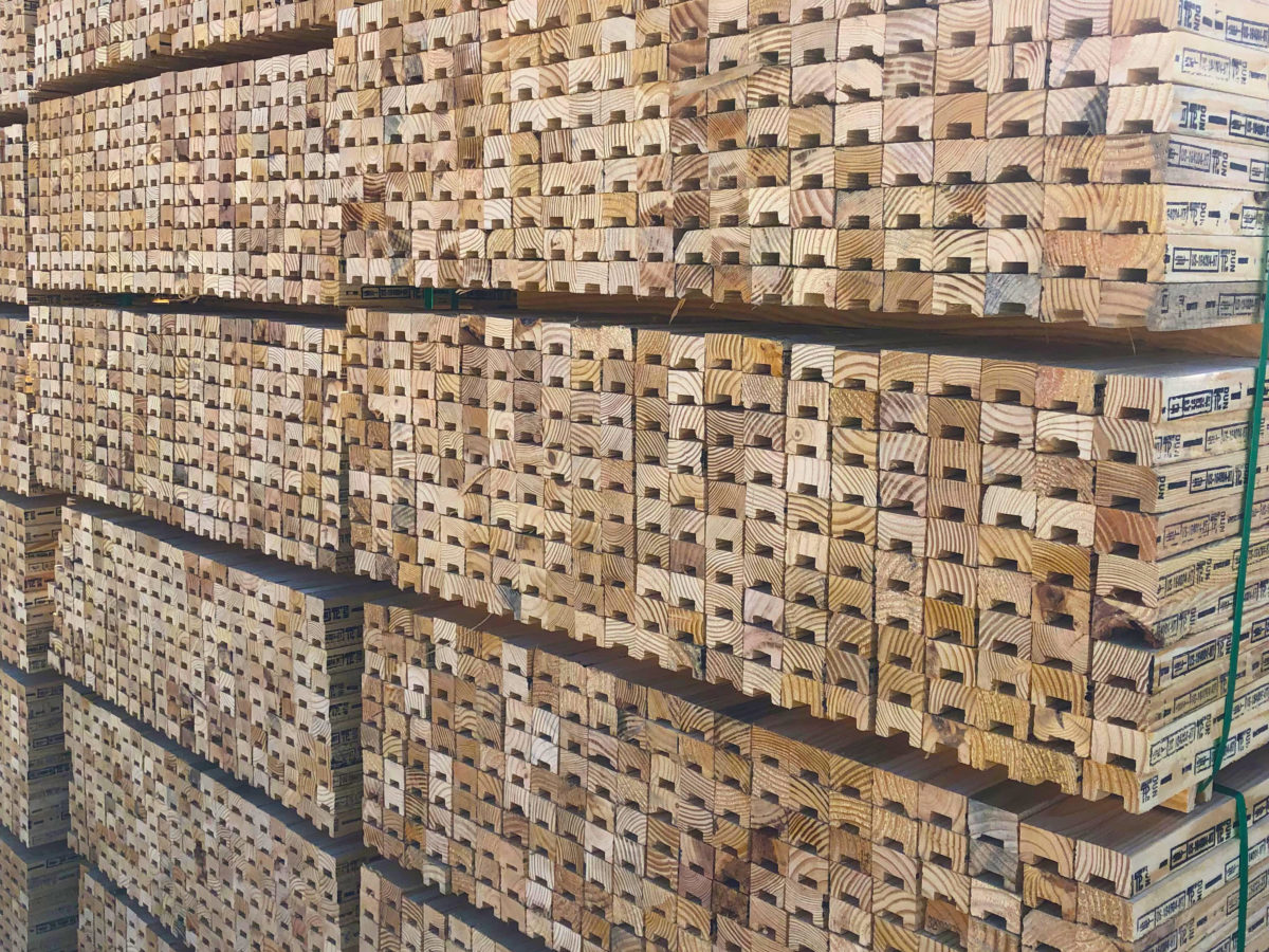 Banding Groove Lumber Protects Top of Unit Load | Conner Industries